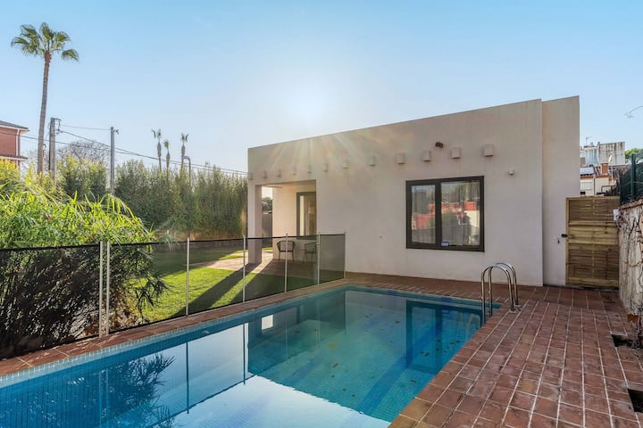 Sunny Cozy House & Pool Retreat - Casteldefels