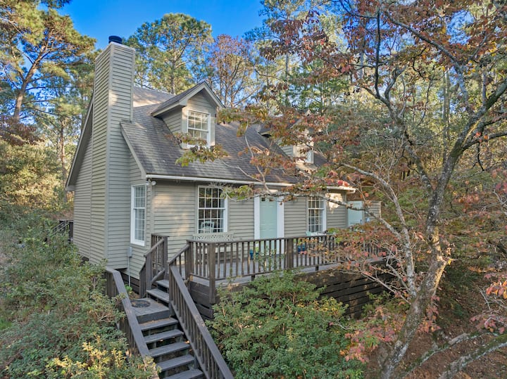 Cottage On The Hill: Pet Friendly - Manteo, NC