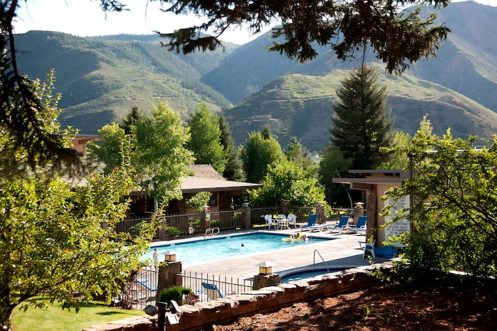 Adventure Retreat W/pool, Fire Pits & Playground - Glenwood Springs, CO