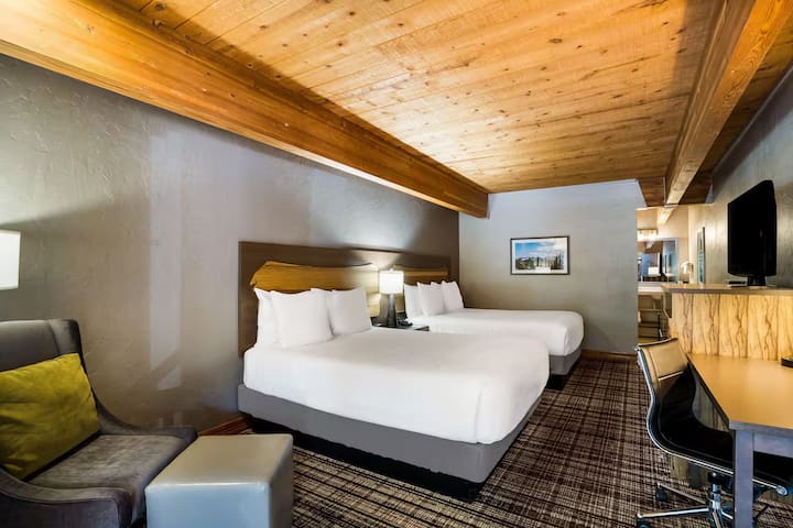 Glenwood Springs Stay | Fireplaces & Hottub Access - Glenwood Springs, CO