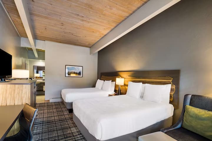 Relaxing Stay W/pool, Hot Tub, & Mountain Views - Glenwood Springs, CO