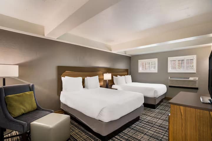 Stay Central To Glenwood Attractions & Parks - Glenwood Springs, CO