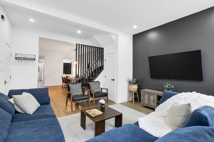 Upscale Four-bedroom Urban Retreat | Two Levels |S - Longueuil