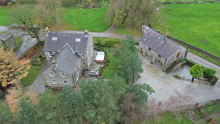 Fairview Gatherings- Sleeps 20, Field & 2 Hot Tubs - Castleton