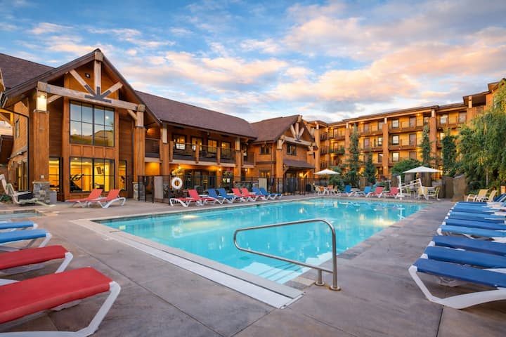 Resort-style Living With Lake Views+pool+hot Tub - Chelan, WA