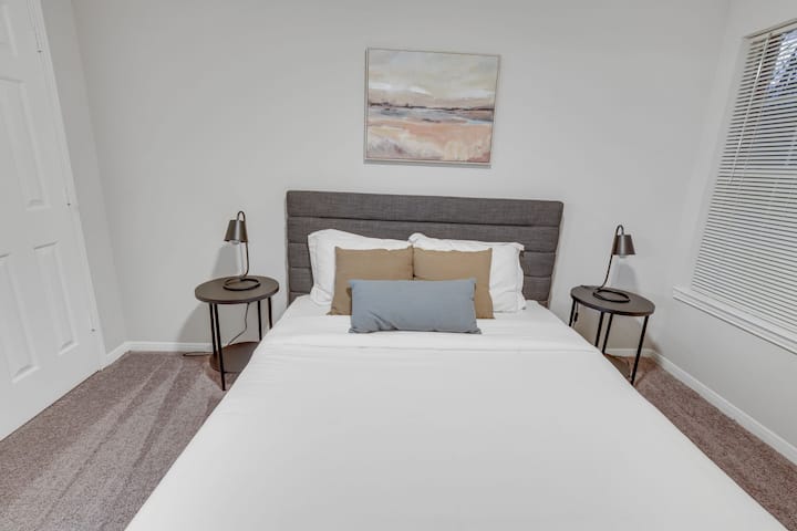 Cozy Retreat W/ Balcony & Modern Comforts - Hoover, AL