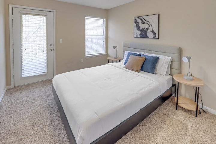 Modern Comfort W/ Balcony, Kitchen & Wifi - Hoover, AL