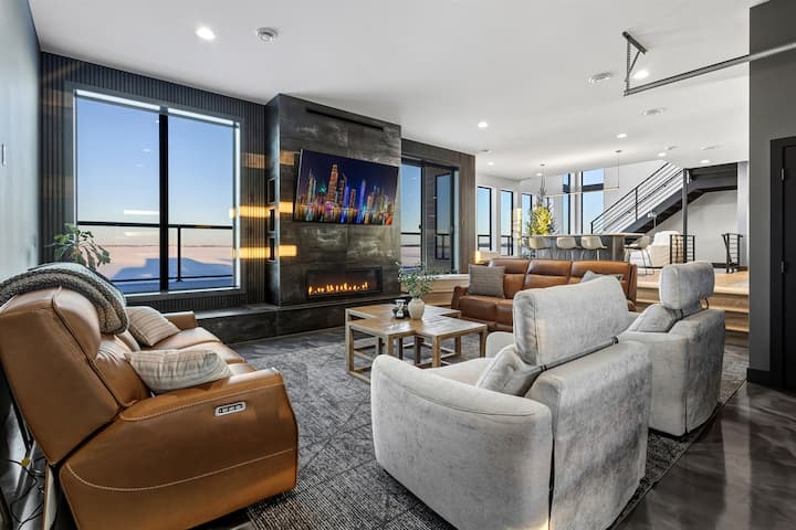 Luxury Lakefront Living W/ Hot Tub, Boat House Bar - Lake Poinsett, SD