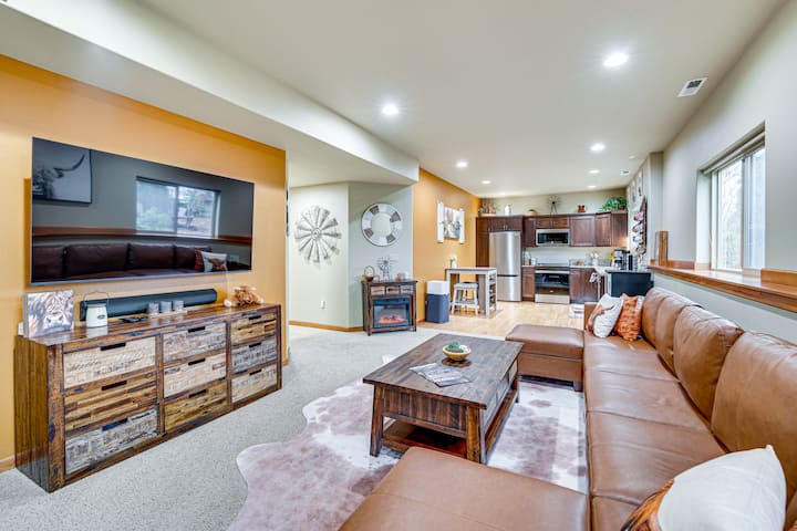 Near Ferry, Shops & Eats! Anacortes Townhome - Anacortes, WA