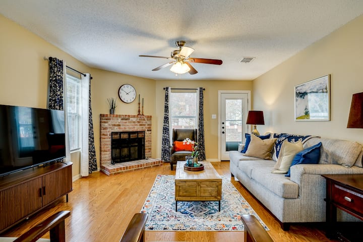Family Getaway W/ Fenced Yard In Haltom City! - North Richland Hills, TX