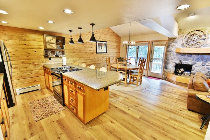 On River With Pool, Hot Tubs! Walk To Dine, Shop - Frisco, CO