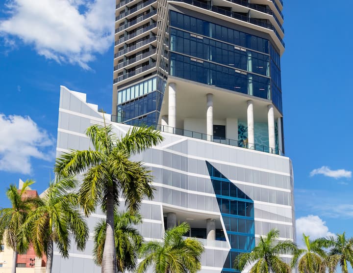 5-star 3br Stay | Beach Club Access. Skyline Views - Miami