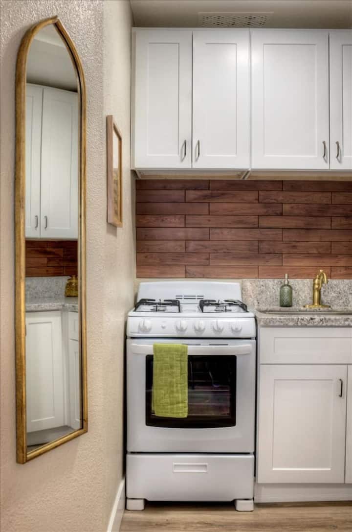 Botanical Bungalow In Dt! Prime Location! - Circus Circus Reno