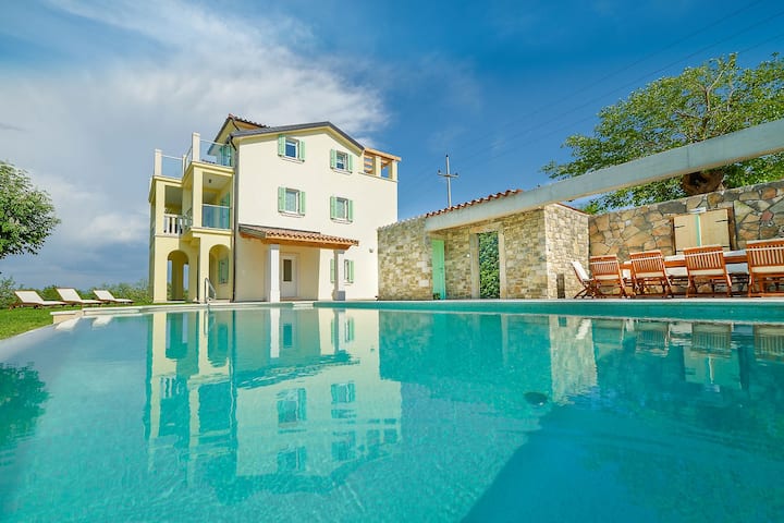 Villa à Couper Le Souffle Avec Piscine à Débordeme - Motovun