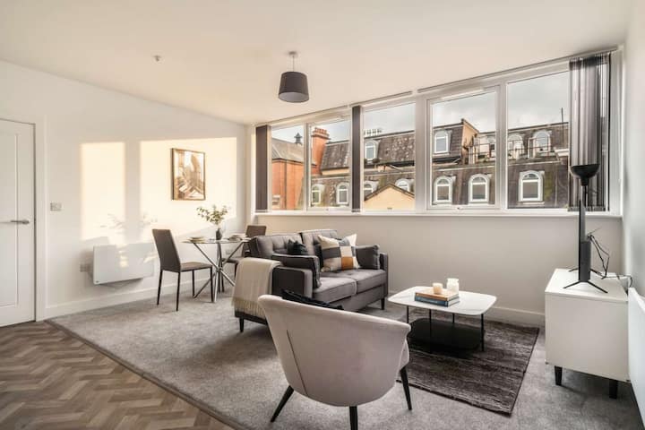 Fabulous Bright 1bed Apartment In Central Wrexham - National Trust - Erddig