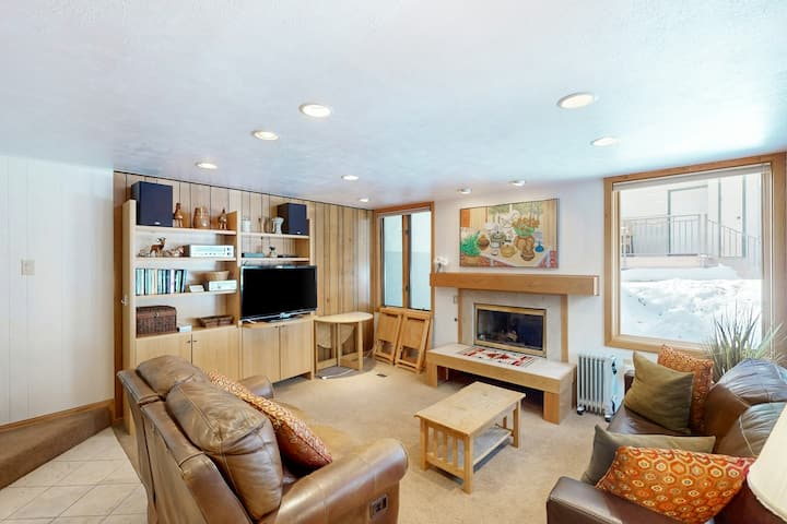 Two Br Condo W/ Shared Pool & Hot Tub - Near Lifts - Snowmass Village, CO