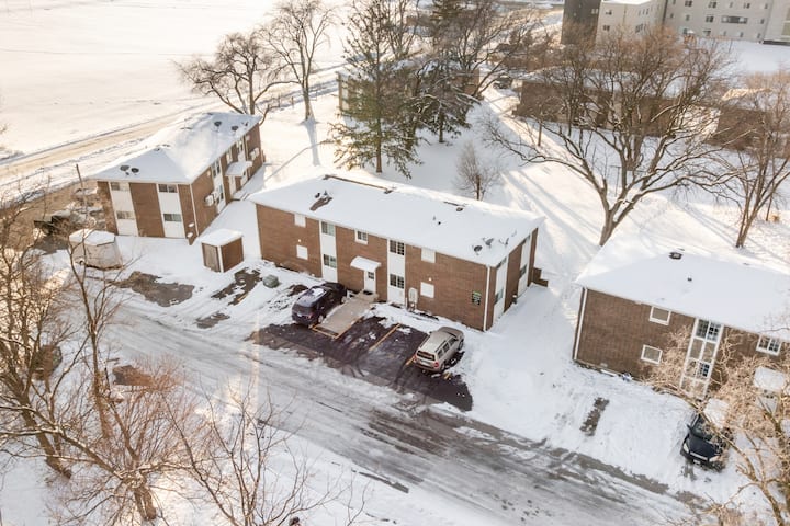 Modern 1br Apt | Near Lake & Downtown - Plano, IL