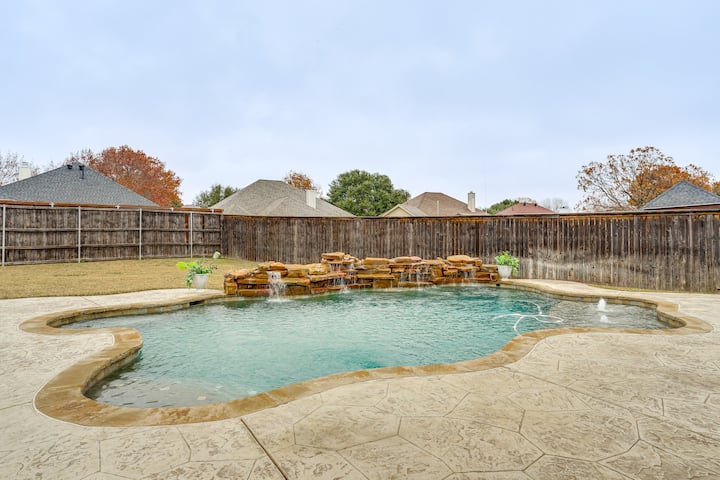 Group-friendly Burleson Getaway W/ Outdoor Oasis - Burleson, TX