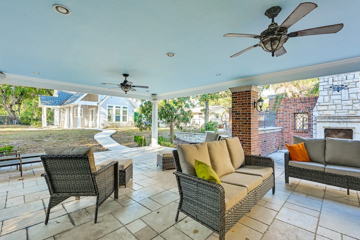 1 Block To Sims Park: Spacious Getaway W/ Balcony - New Port Richey, FL