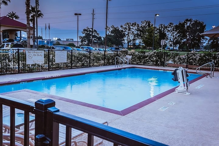 3 Suites W/ 2 Queen Beds Each + Free Breakfast - Houston, TX