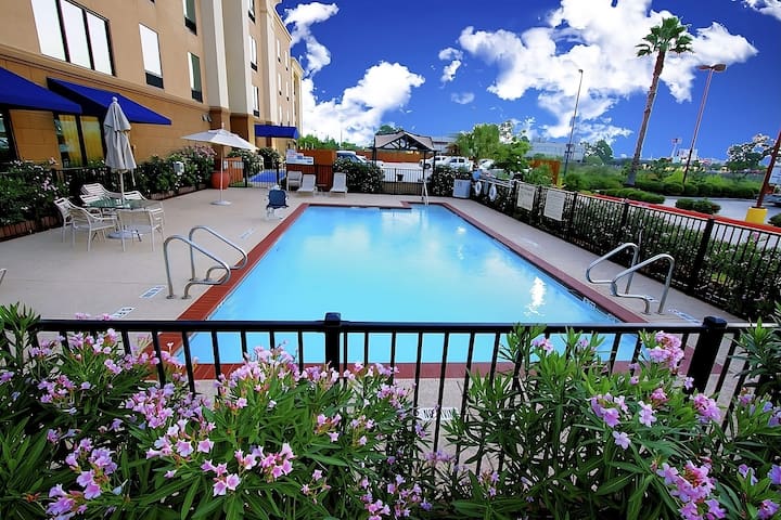 3 Suites W/ 2 Queen Beds Each + Free Breakfast - Tomball, TX
