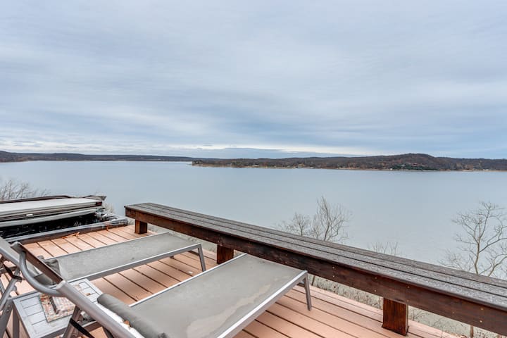 Waterfront Cabin W/ Hot Tub & Fire Pit In Grove! - Grove, OK