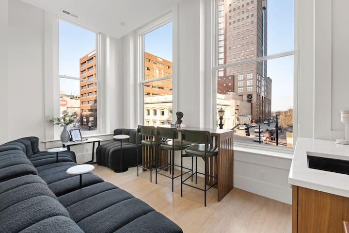 Colt Club | 1br Boutique Downtown Stay - Louisville, KY