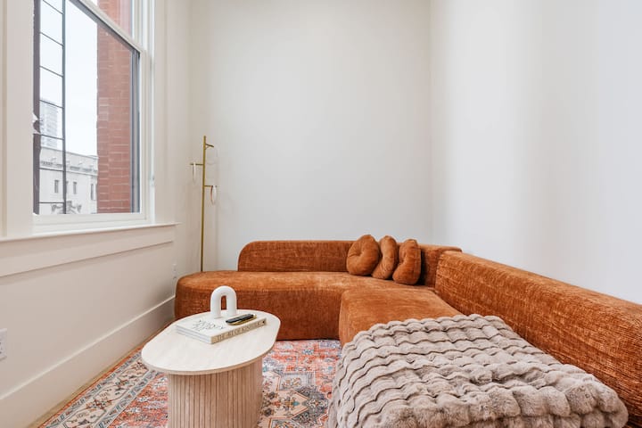 Colt Club | 1br Boutique Downtown Stay - KFC Yum! Center