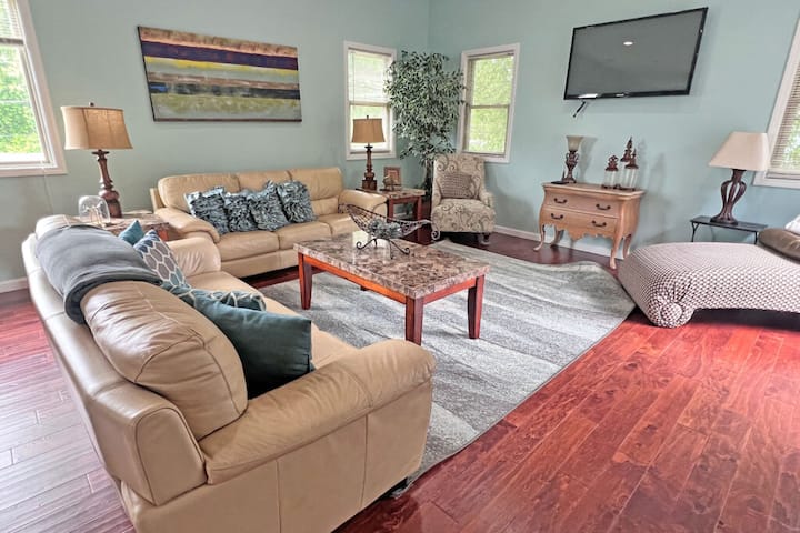 Upper Deck-downtown, Walk To Everything, Sleeps 10 - Kelleys Island, OH