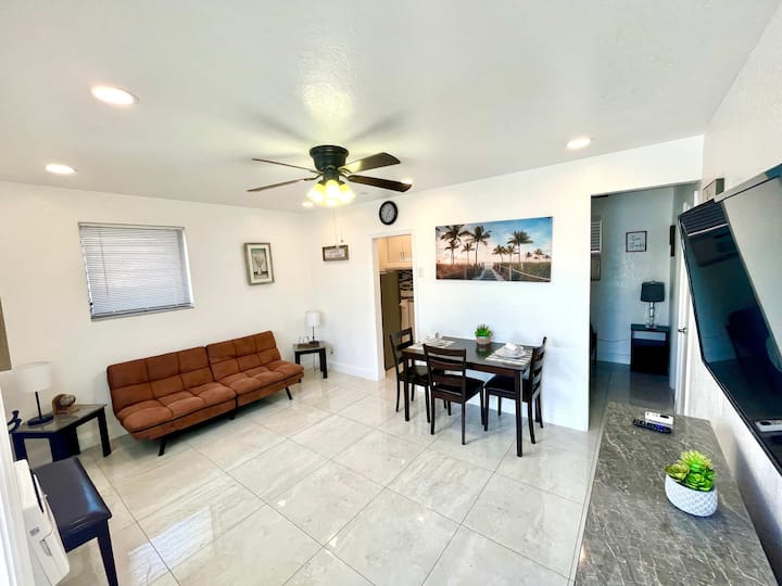 Modern & Cozy Retreat Near Beach And Boardwalk - Hollywood, FL