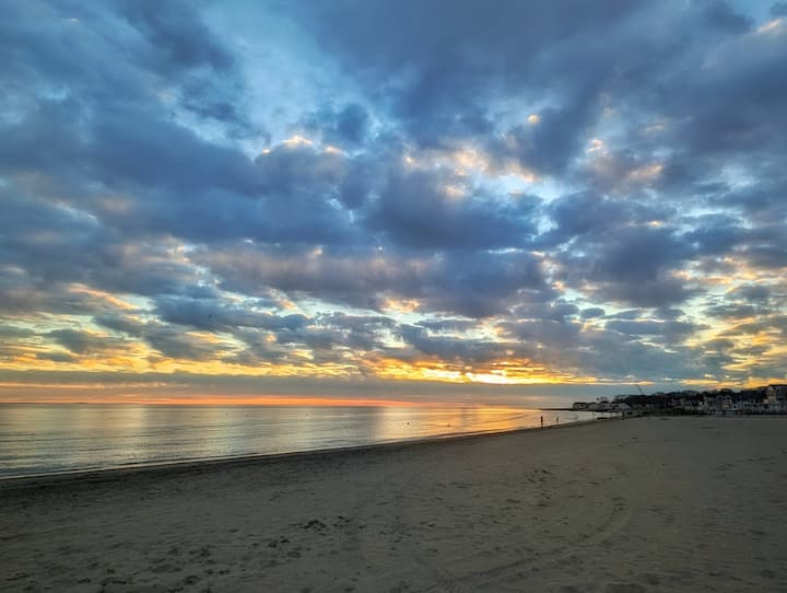 River View Retreat: New Interior, Walk To Downtown - New Haven, CT