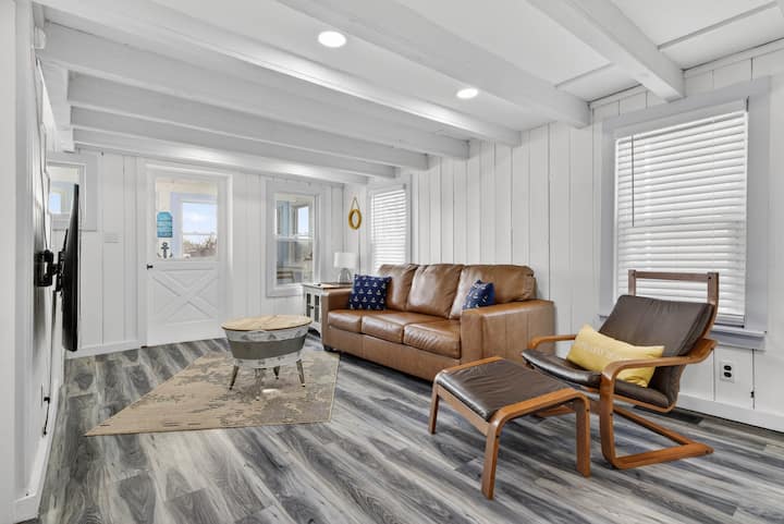 River View Retreat: New Interior, Walk To Downtown - New Haven, CT