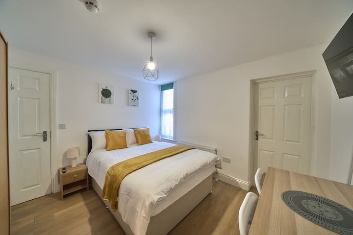 Cosy Ensuite Double Studio With A Private Kitchen - Hounslow