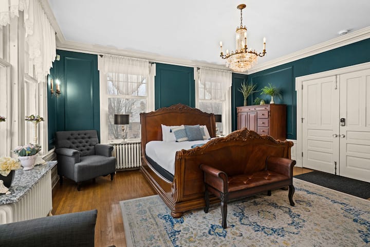 Thomson Suite, Salyards Mansion - Duluth, MN