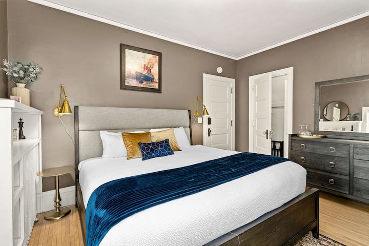 Aquitainia Suite W/ Jacuzzi & Fireplace - Duluth, MN