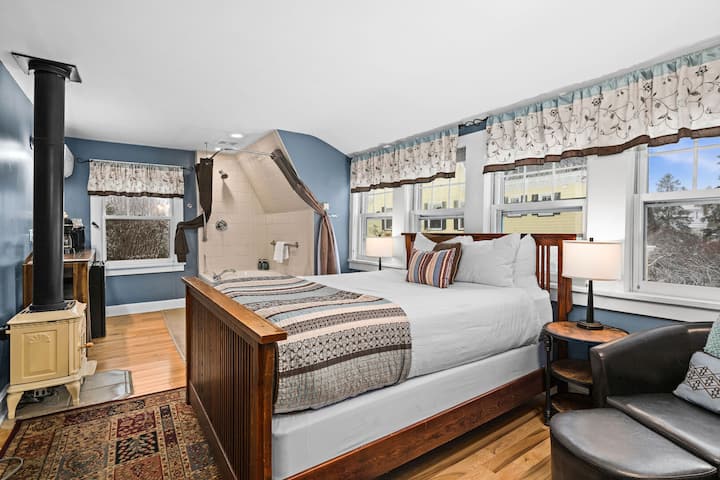 North Shore Suite | Jacuzzi & Sauna - Duluth, MN