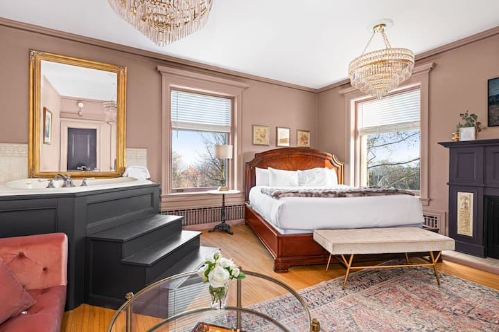 Selina Louise Suite Jacuzzi & Fireplace - Duluth, MN