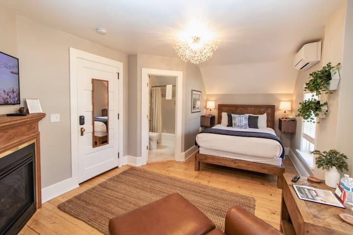 Captain's Quarters Suite W/ Fireplace & Sauna - Duluth, MN