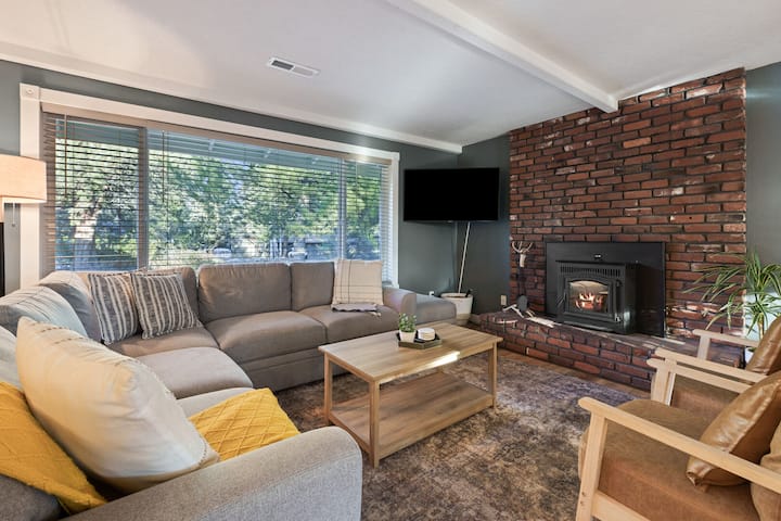 Park Place - Hot Tub, Pellet Stove & Yard - Bend, OR