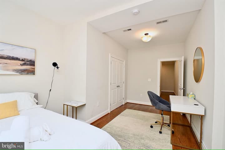 Elegant 5br Home Near Capitol Hill!free Parking! - Washington, D.C.