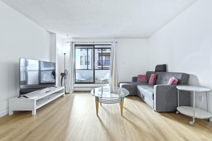 Bright 2 Bedroom Suite At Victoria & Stampede Park - Fort Calgary