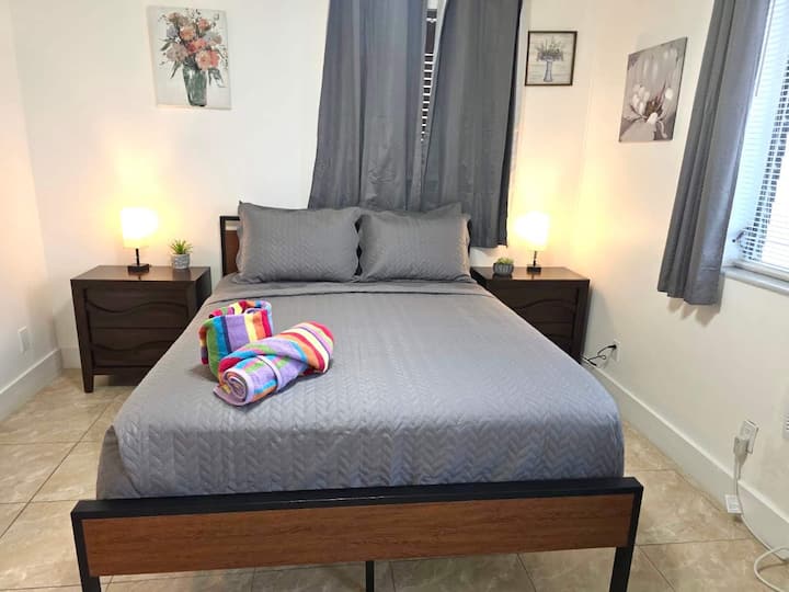 Coastal-inspired Large Studio Minutes From The Bea - Hollywood, FL