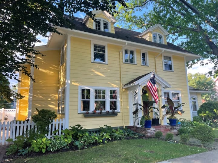 Elegant Historic Home Near University Of Rochester - Rochester, NY