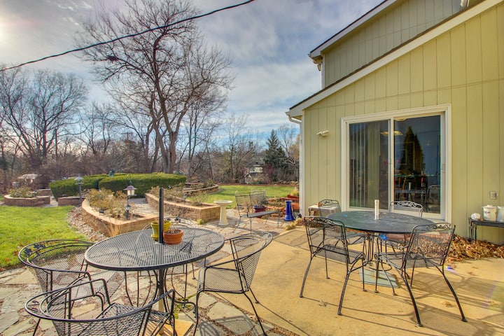 2 Mi To Ku Campus: Group Getaway W/ Patio & Garden - Lawrence, KS