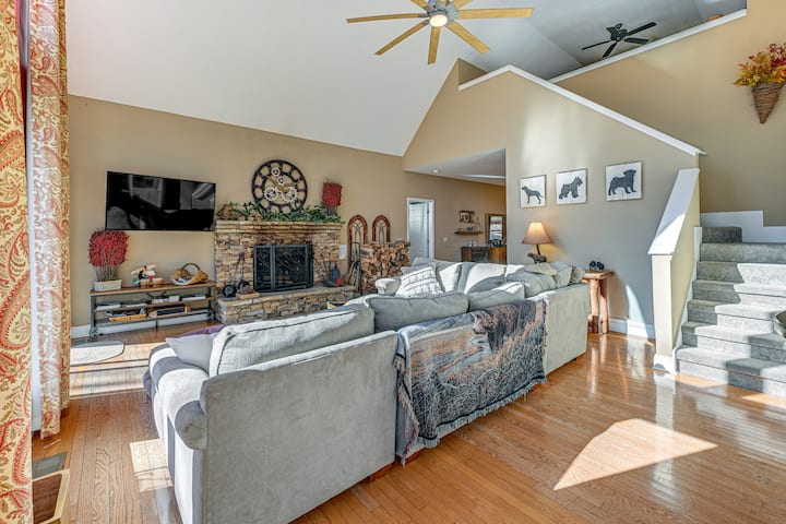 Home W/ Fire Pit & River Access In Sapphire Valley - Lake Jocassee