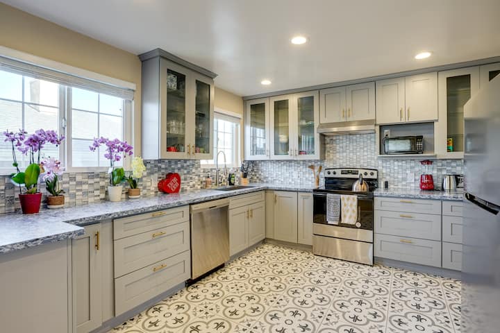 Easy Sf Access! Spacious Family Home W/ Yard - Daly City, CA