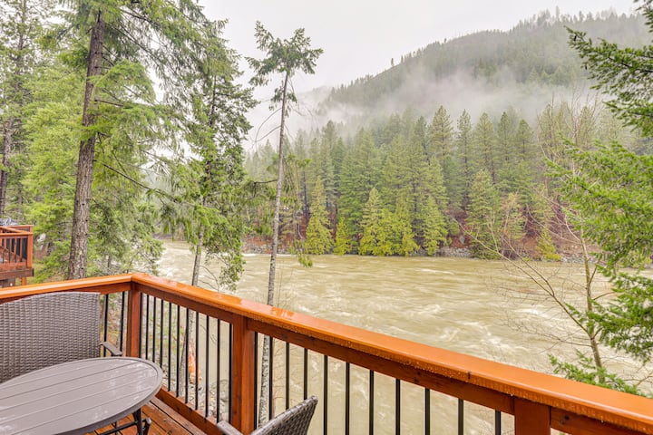 Luxe Riverside Retreat! 5,000-sq-ft Cascades Cabin - Leavenworth, WA