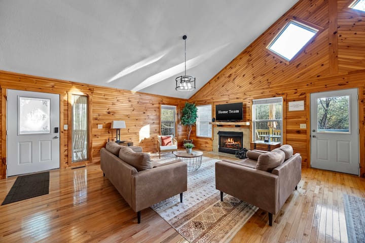 Cozy Cabin In Mountains | Firepit | Views | Games - Helen, GA