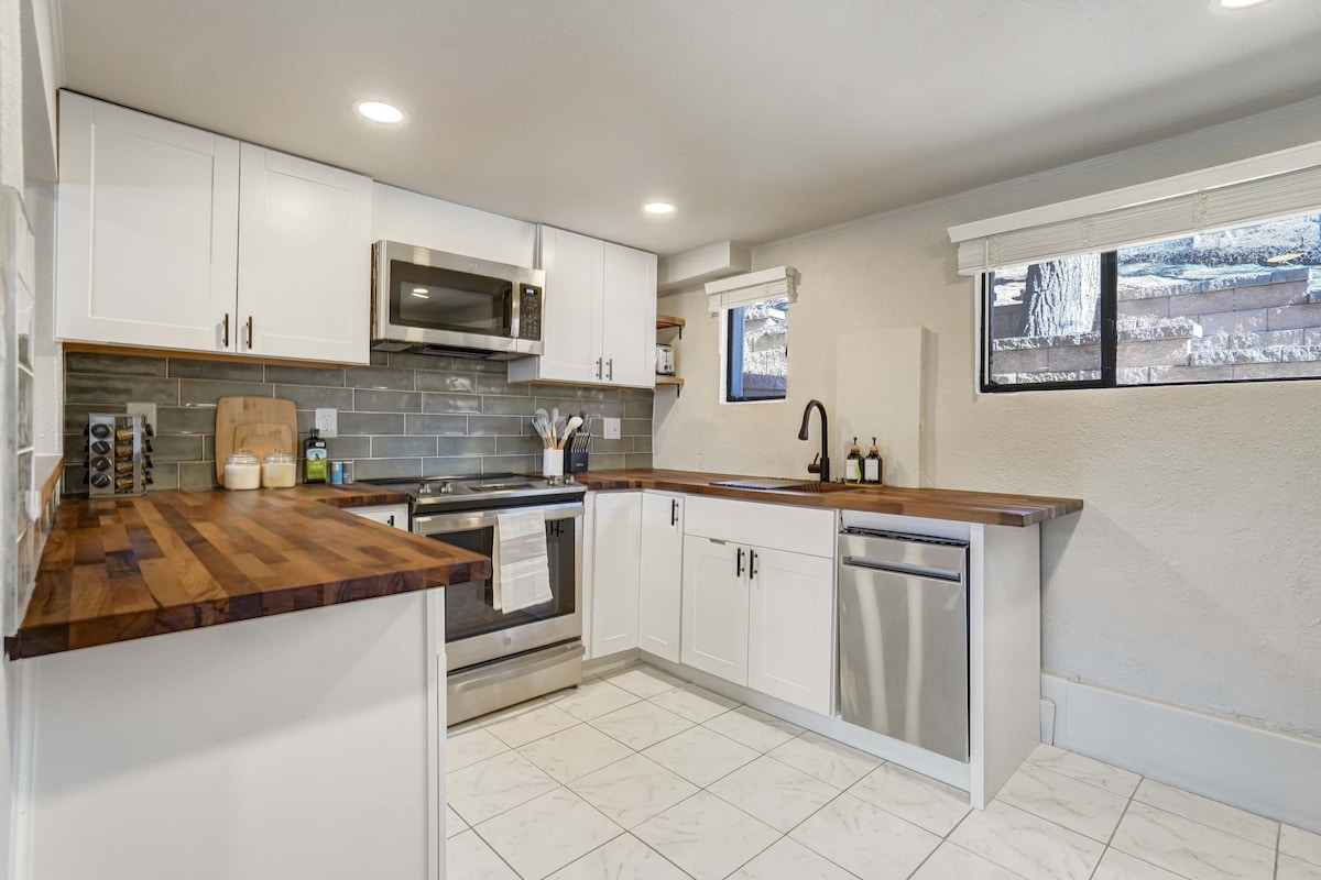 Ivywild Flat! Pet Friendly Near Broadmoor w/ Views - Flats for Rent in ...