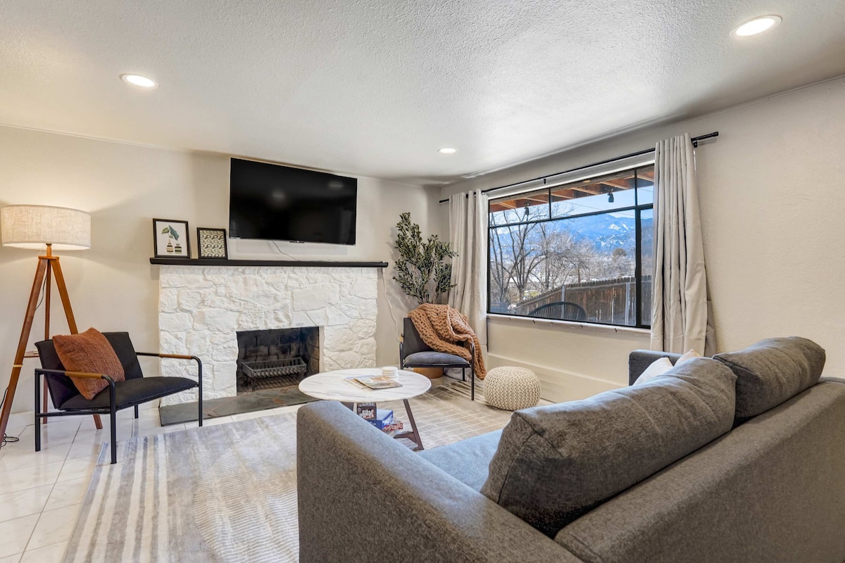 Ivywild Flat! Pet Friendly Near Broadmoor w/ Views - Flats for Rent in ...